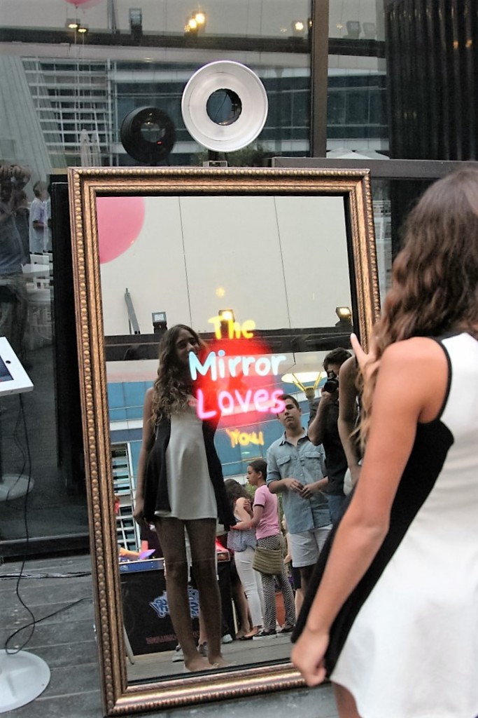 Foto Master's Mirror Me Booth - PhotoBoothTalk.com